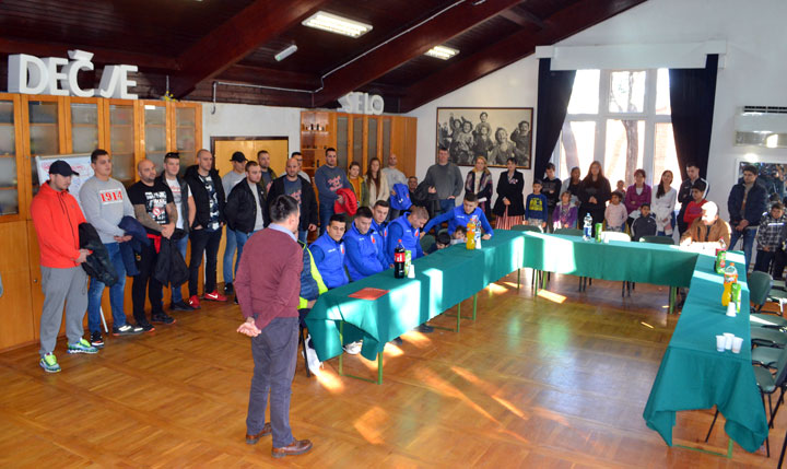 Навијачи и фудбалери Војводине посетили СОС Дечије село | Dnevnik