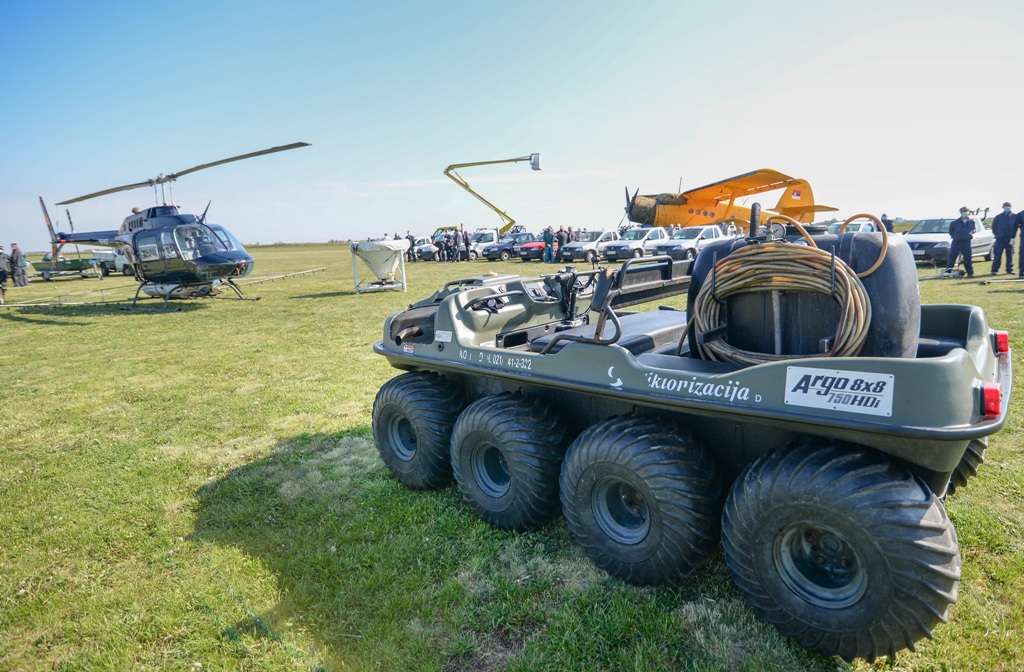 Биолошки третмани против комараца из хеликоптера и амфибија | Dnevnik