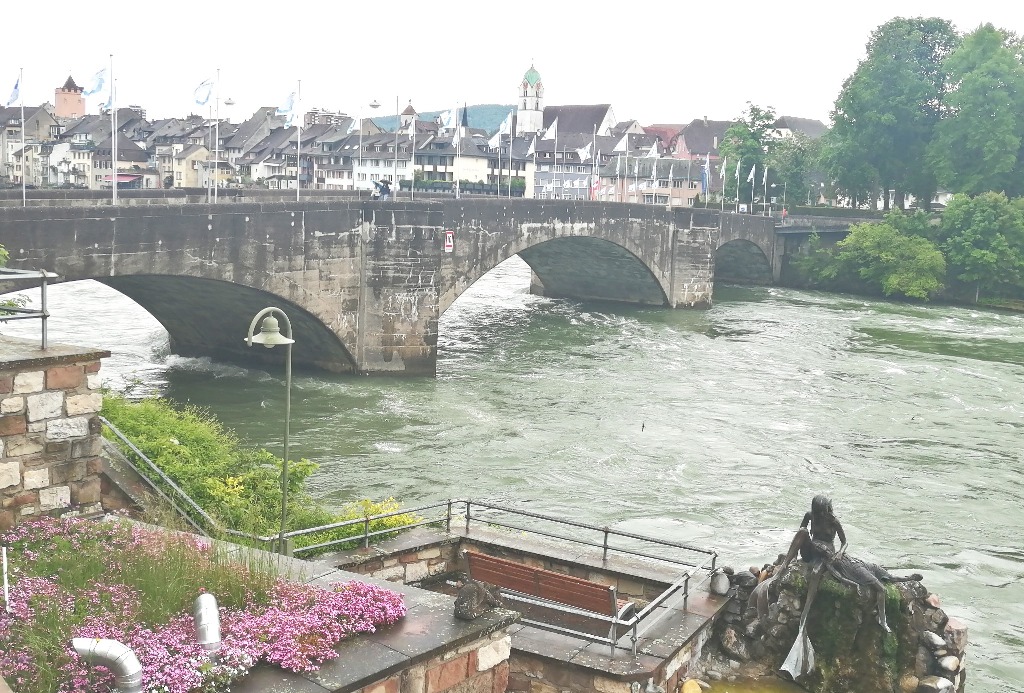 Дневников репортер на обалама Рајне, на немачко швајцарској-граници ...