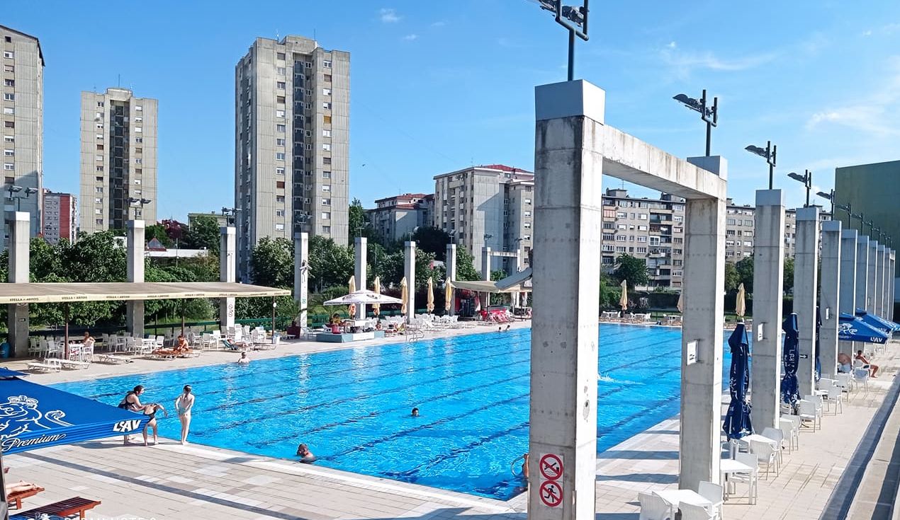 Први посетиоци отворених базена једва дочекали да се бућну | Dnevnik