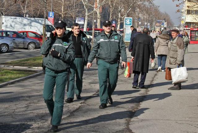 Комунална милиција добија нове капе, јакне, чизме, патике… | Dnevnik