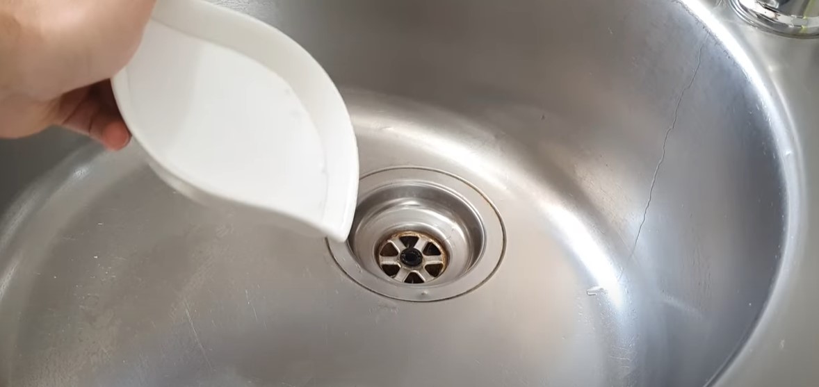 IZ ODVODA VAM SE ŠIRI NEPRIJATAN MIRIS ČIM PADNE KIŠA? Sipajtе dva ... IZ ODVODA VAM SE ŠIRI NEPRIJATAN MIRIS ČIM PADNE KIŠA? Sipajtе dva ...