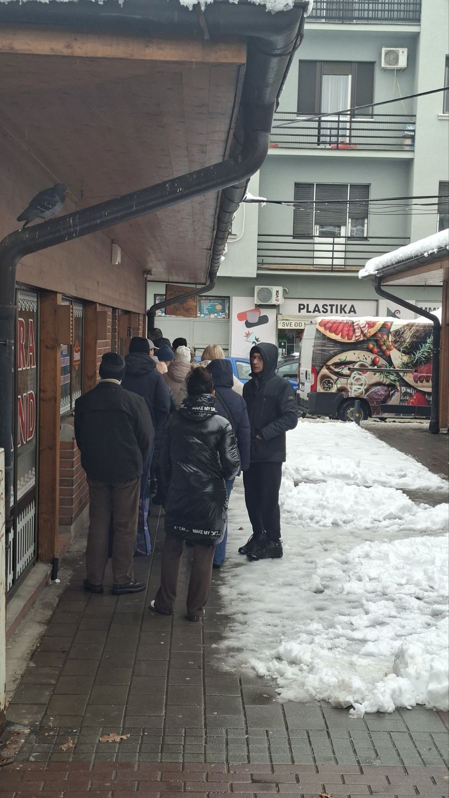 (FOTO) PREDBOŽIĆNA ATMOSFERA NA RIBLJOJ PIJACI: Uoči praznika čeka se u redu za ribu, voće, meso ...