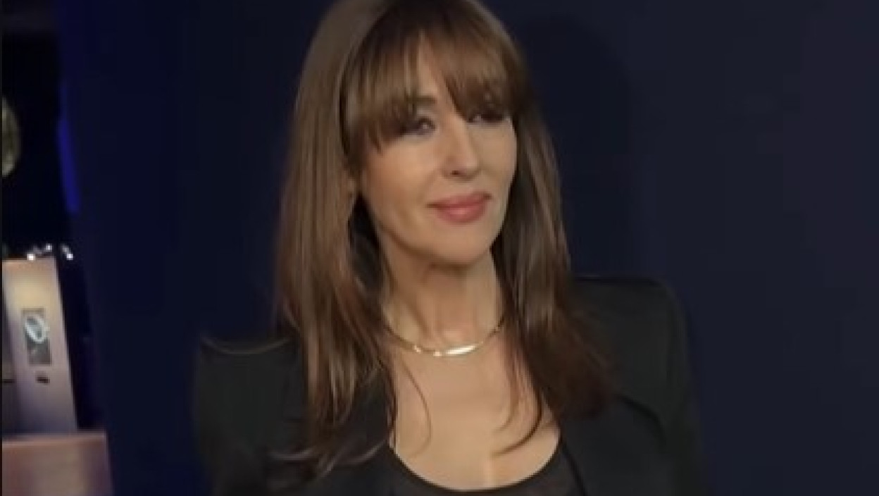 (Video) Crna providna bluza bez brushaltera! Monika Beluči u smelom ...