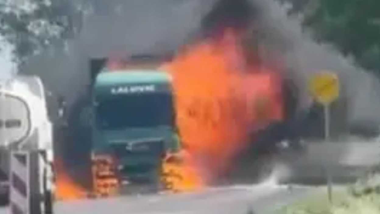 (Video) Vatra buknula iznenada Drama u opštini Kula: Šleper u plamenu ...