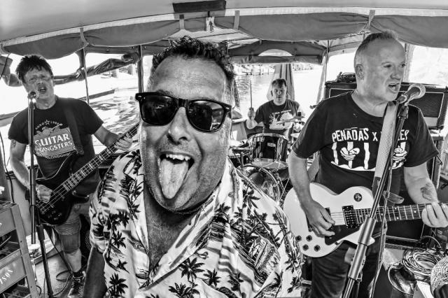 Intervju: Piter bejvoters, pevač benda „Peter and the Test Tube Babies ...