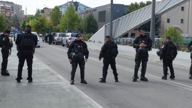 Treći dan blokade srpskih institucija na severu KiM KFOR i dalje na pozicijama, na mostu kordon ...