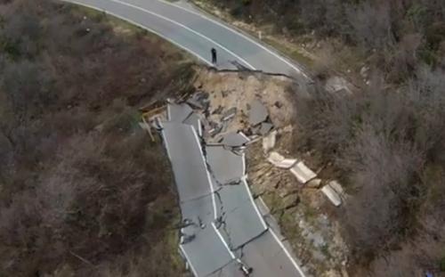 Покренула се клизишта, кратери отежавају саобраћај | Dnevnik